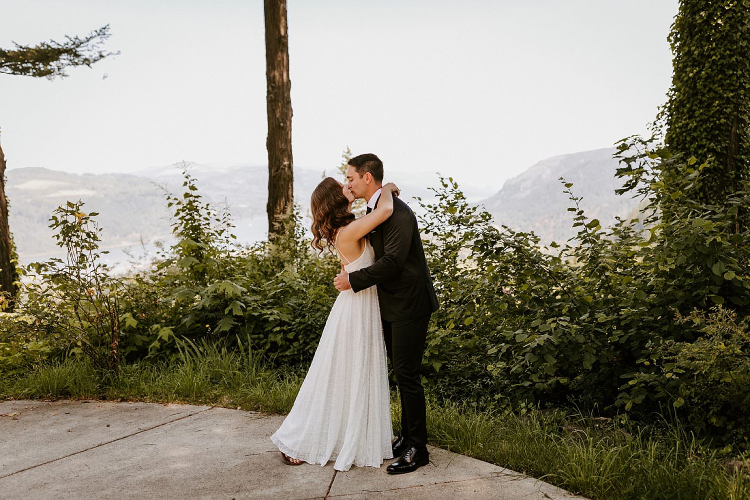 Summer Oregon Lake Wedding | Victoria Carlson Photography