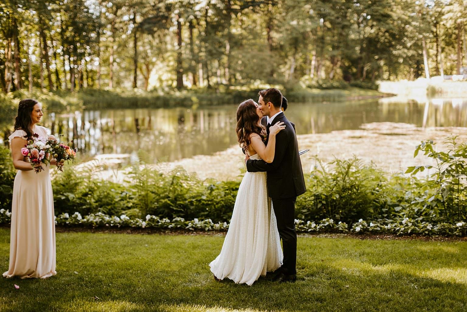 Summer Oregon Lake Wedding | Victoria Carlson Photography