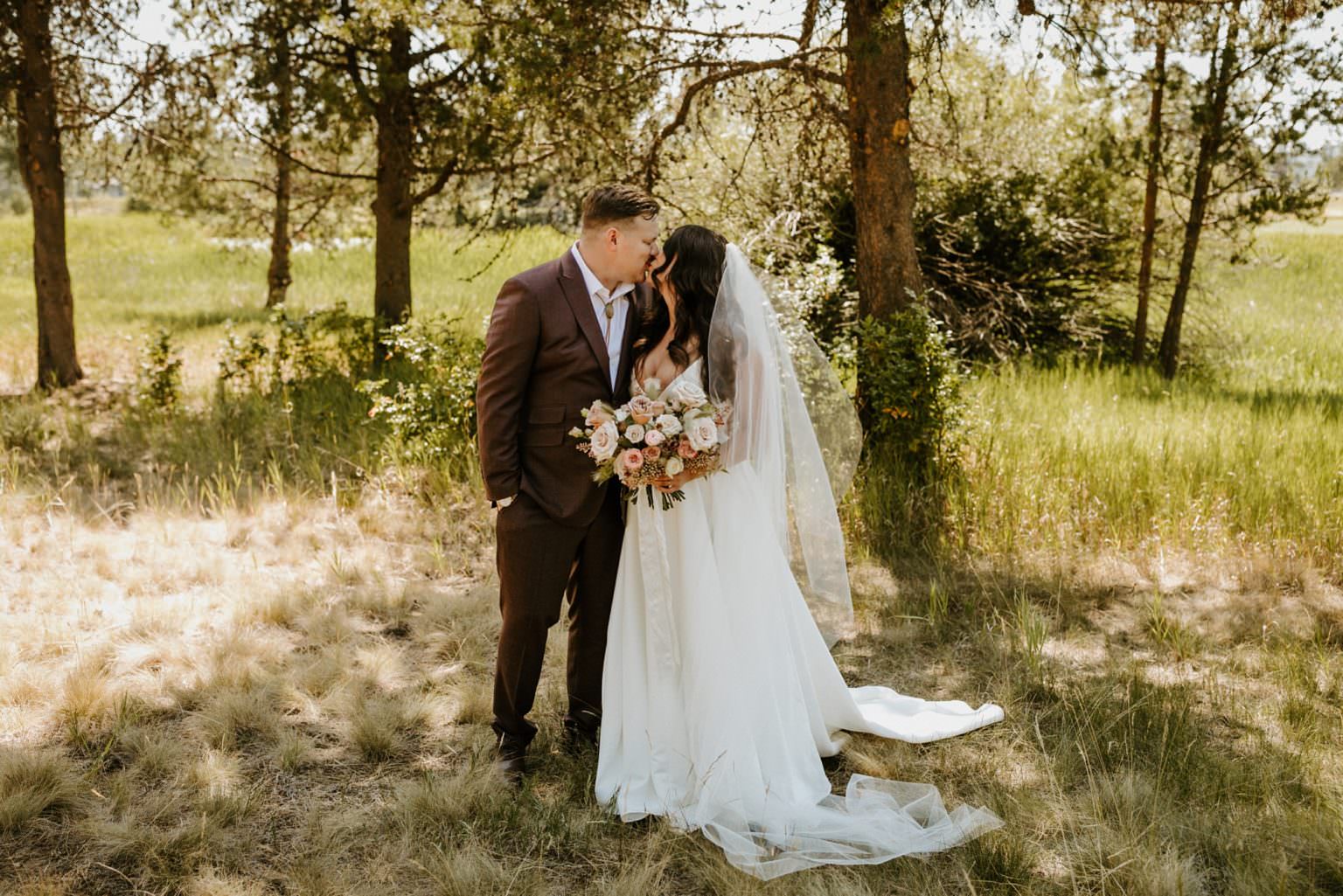 Romantic Sunriver Wedding | Victoria Carlson Photography