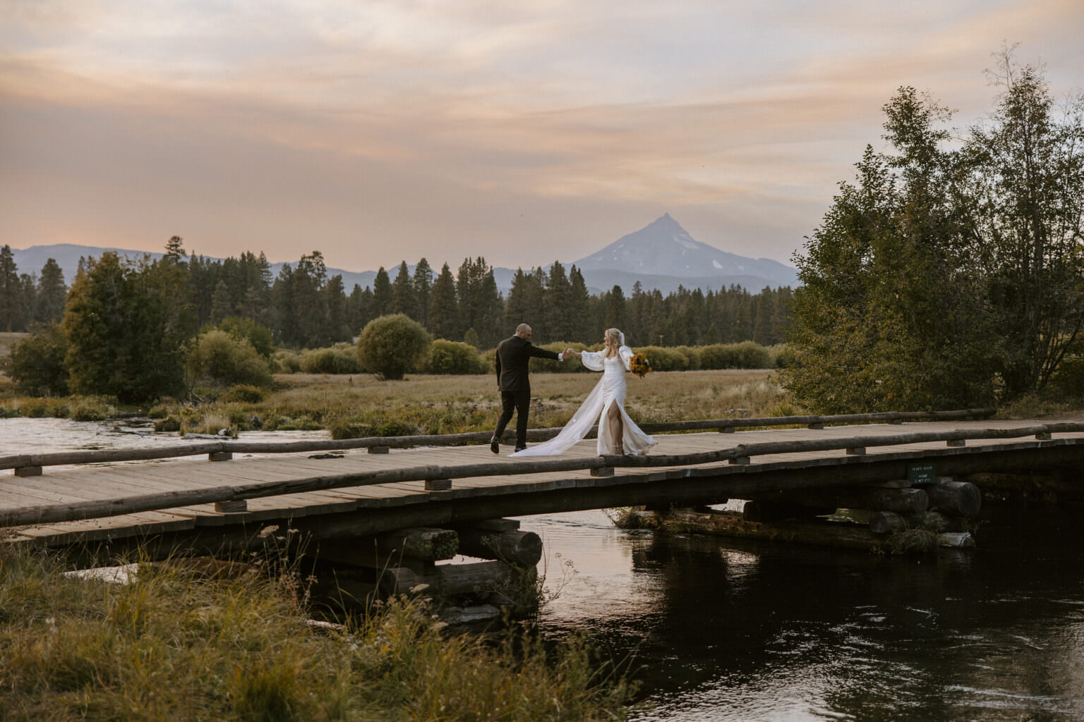 Late Summer Wedding at House on Metolius | Victoria Carlson